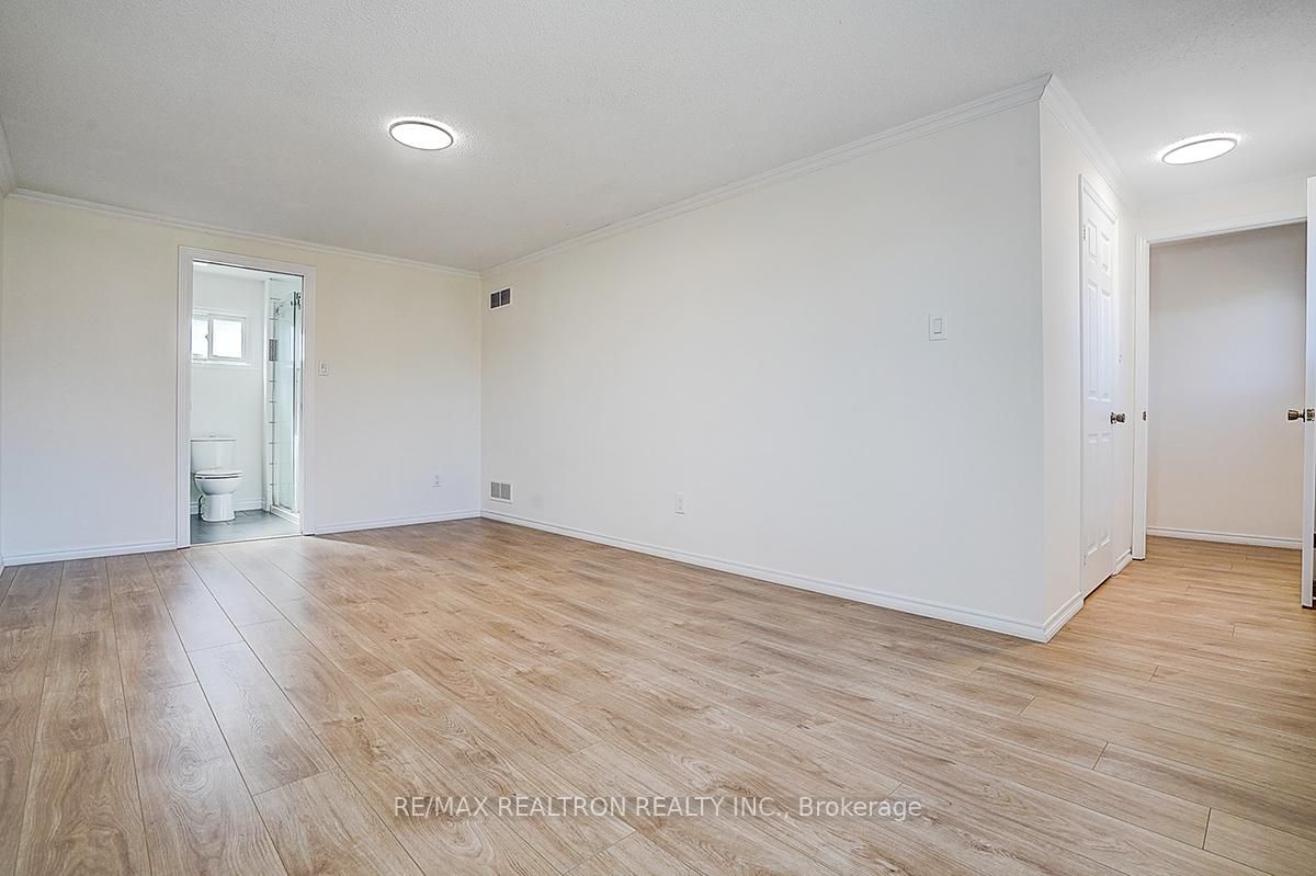 31 Blair Crescent Barrie Ontario L4M 5Y7 - MLS® S12519464 | For Lease | Jump Realty Inc